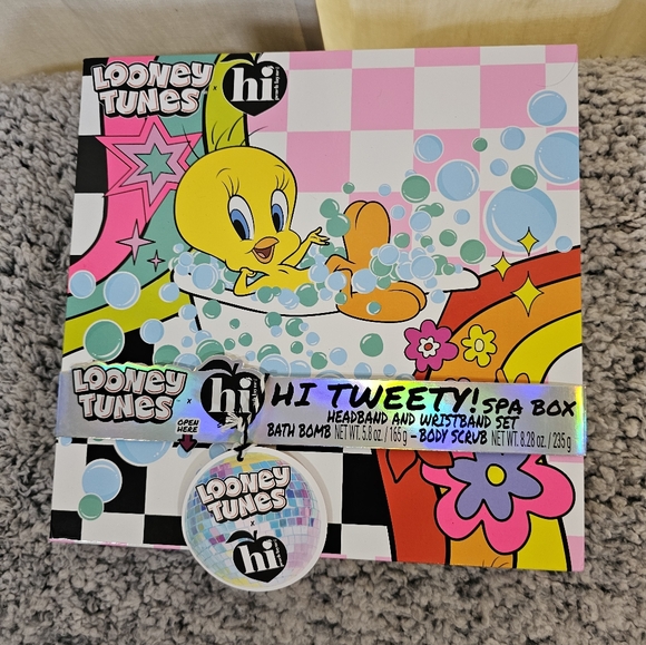Warner Bros. | Accessories | Nwt Looney Tunes Hi Tweety Spa Box Set ...
